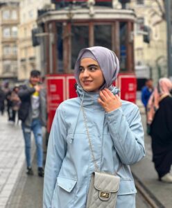 Mahya Mirsadeghi - Profesora de Idiomas - Políglota - PeruMira